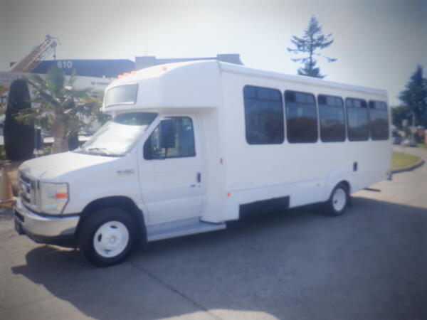 Repo.com | 2009 Ford Econoline E-450 17 Passenger Bus With Wheelchair ...