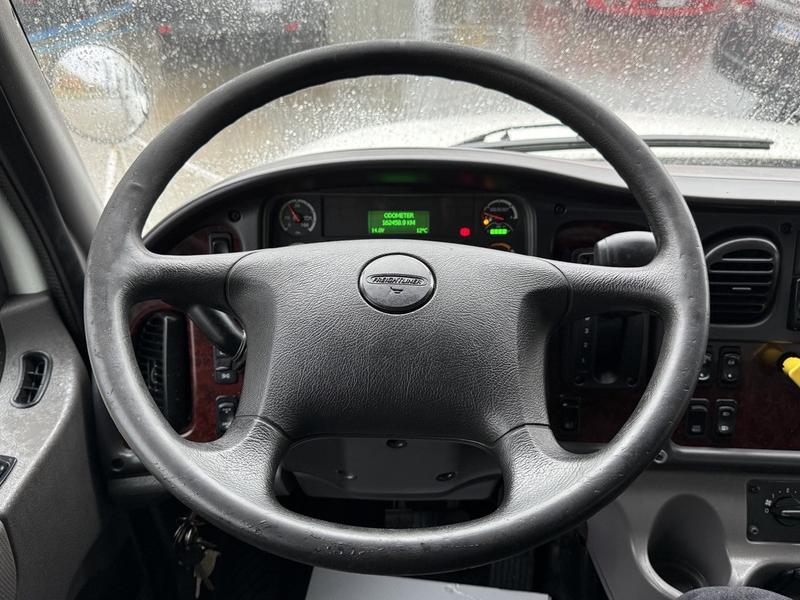 2017 Freightliner M2 106 Cummins 20-Foot Cube Van with Side Door | Repo.com