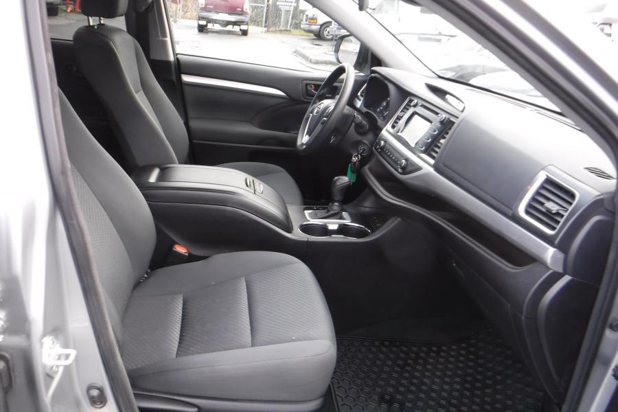 2017 Toyota Highlander LE V6 AWD 3rd row seating | Repo.com