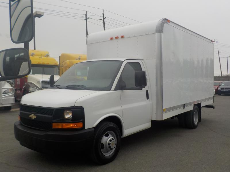 Repo.com | 2009 Chevrolet Express 3500 14 Foot Cube Van with Ramp