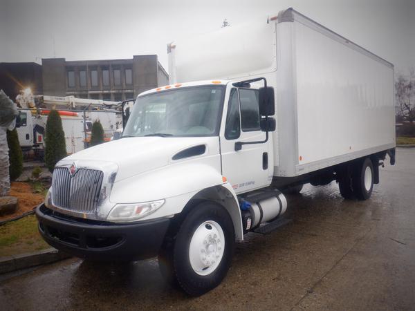 2017 International 4300 22 Foot Cube Van With Power Tailgate 3 Seater ...
