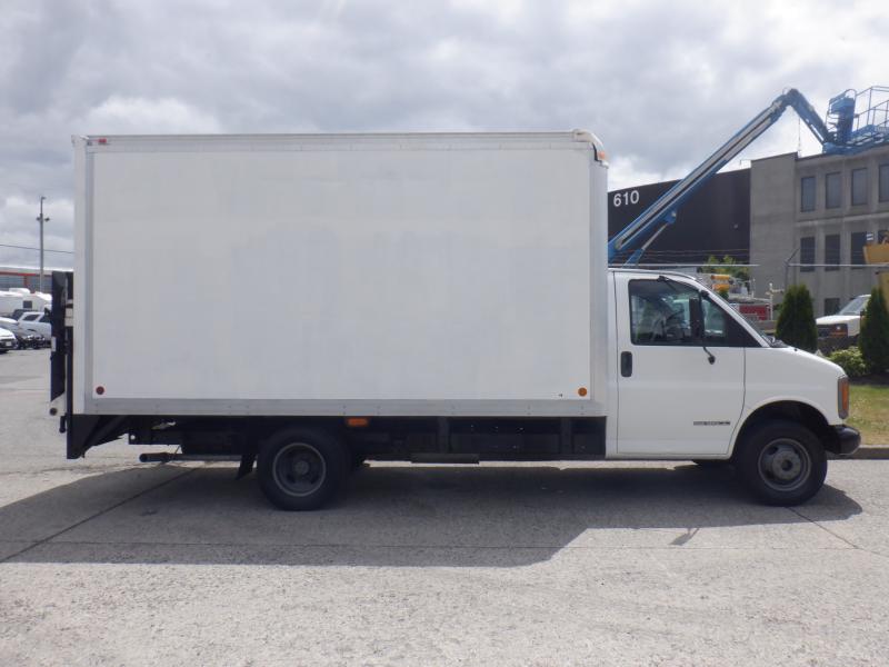 2001 GMC Savana G3500 Cube Van 14 foot with Power Tailgate | Repo.com