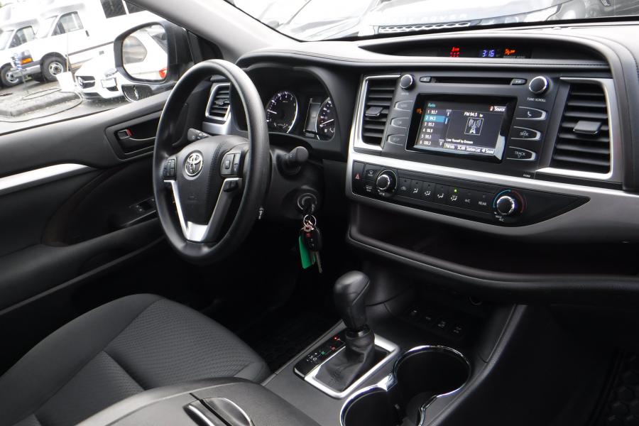 2017 Toyota Highlander LE V6 AWD 3rd row seating | Repo.com