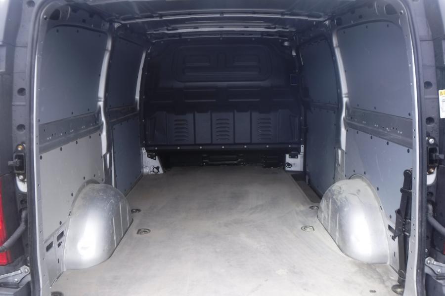 2018 Mercedes-Benz Metris Cargo Van with Bulkhead Divider | Repo.com