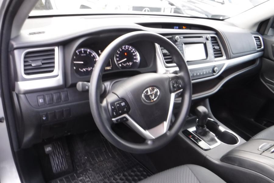 2017 Toyota Highlander LE V6 AWD 3rd row seating | Repo.com
