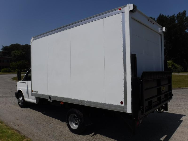 2005 GMC Savana G3500 Cube Van 14 Foot with Power Tailgate and Shampoo ...