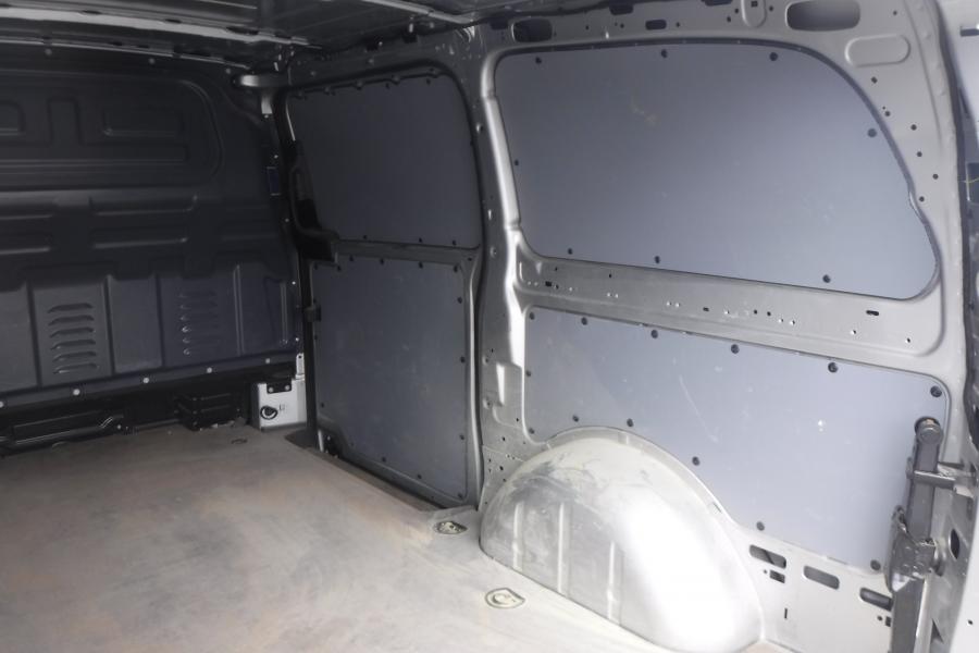 2018 Mercedes-Benz Metris Cargo Van with Bulkhead Divider | Repo.com