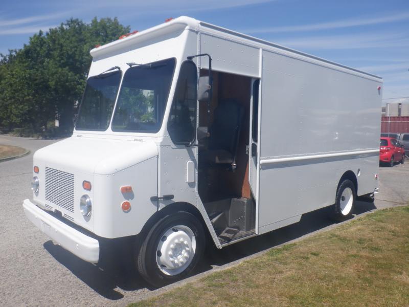 Repo.com | 2006 Workhorse W42 Utilimaster 14 Foot Cube Van With Shelving