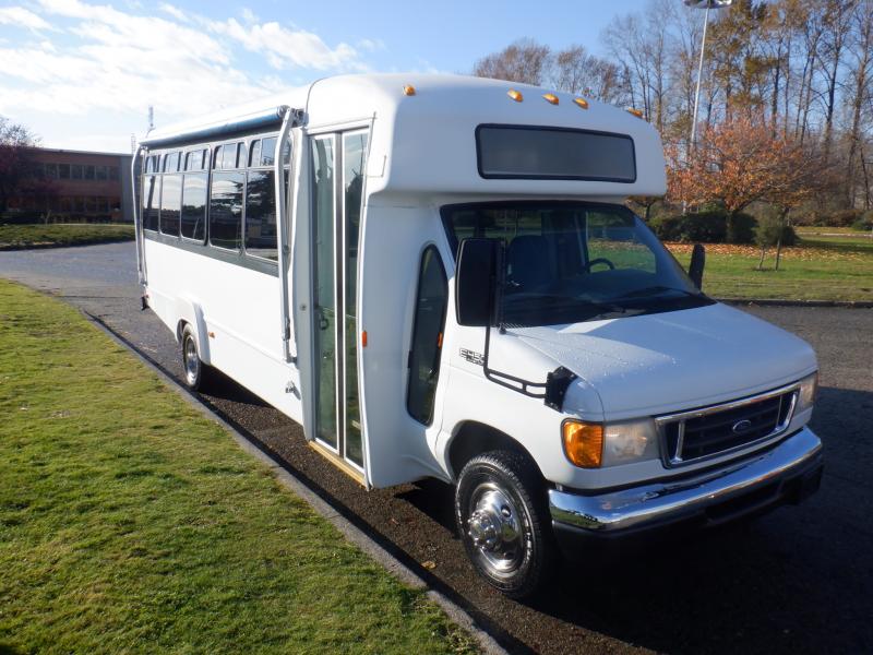 2004 Ford Econoline E-450 7 Passenger Bus with Wheelchair Accessibility ...