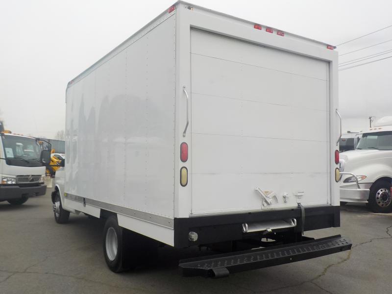 Repo.com | 2009 Chevrolet Express 3500 14 Foot Cube Van with Ramp