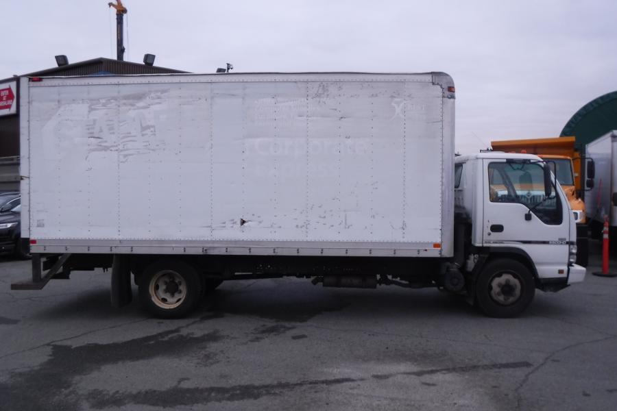 2007 GMC W5500 18 Foot Cube Van 3 Passenger Diesel | Repo.com