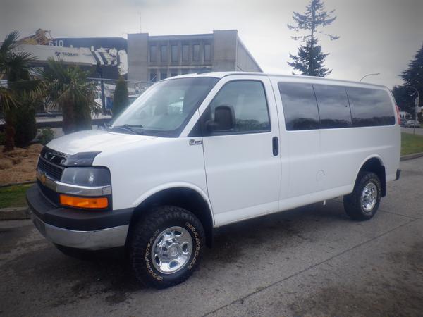 2017 Chevrolet Express 3500 12 Passenger Van 4WD | Repo.com
